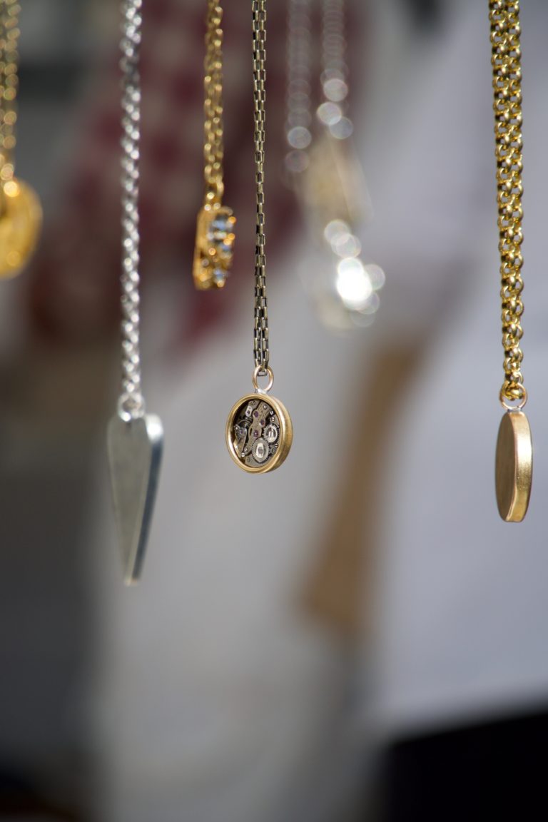 How to Fix a Broken Pearl Necklace in 5 Easy Steps