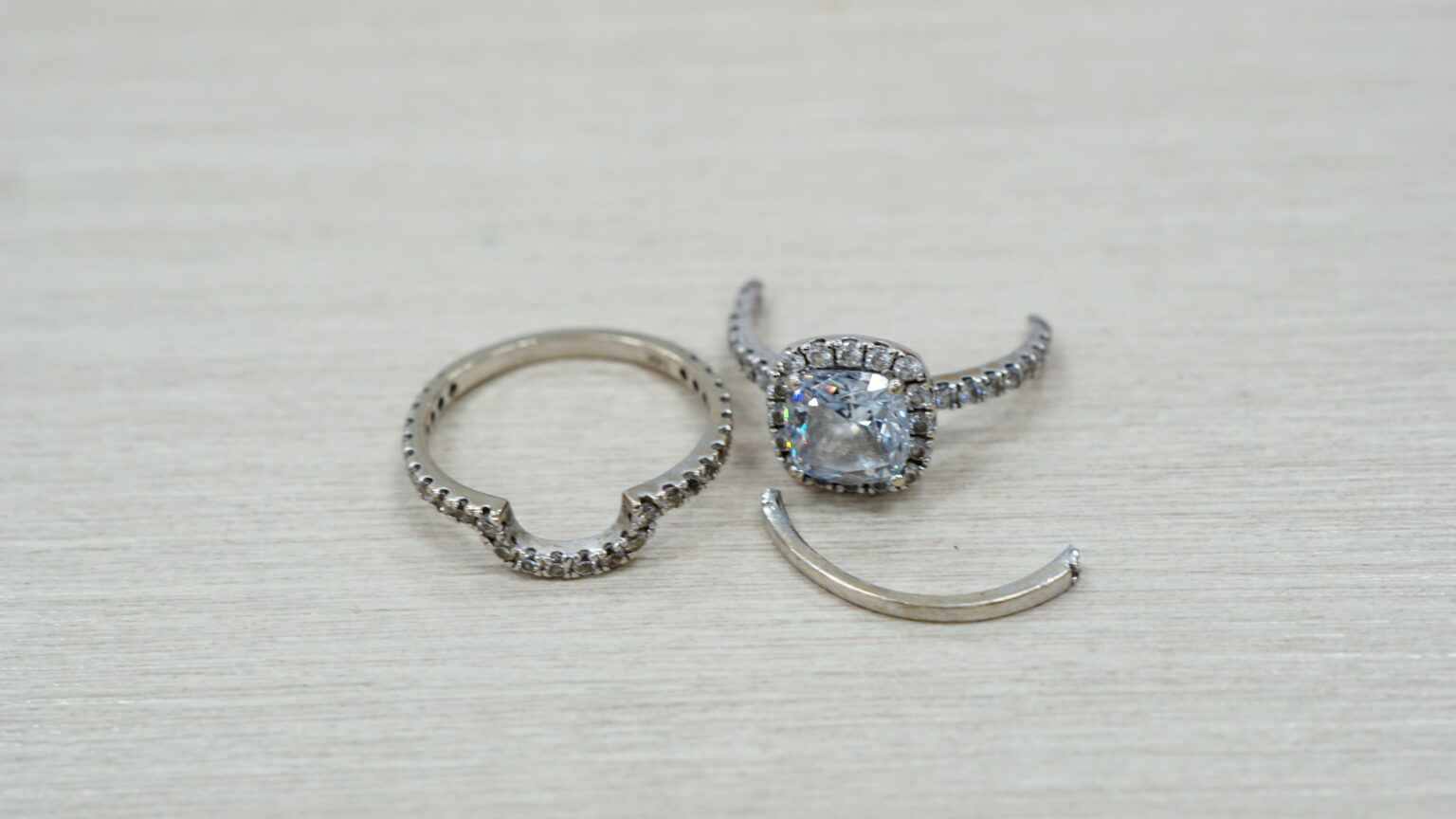 8 Unique Ways to Wear Your Wedding Ring Set